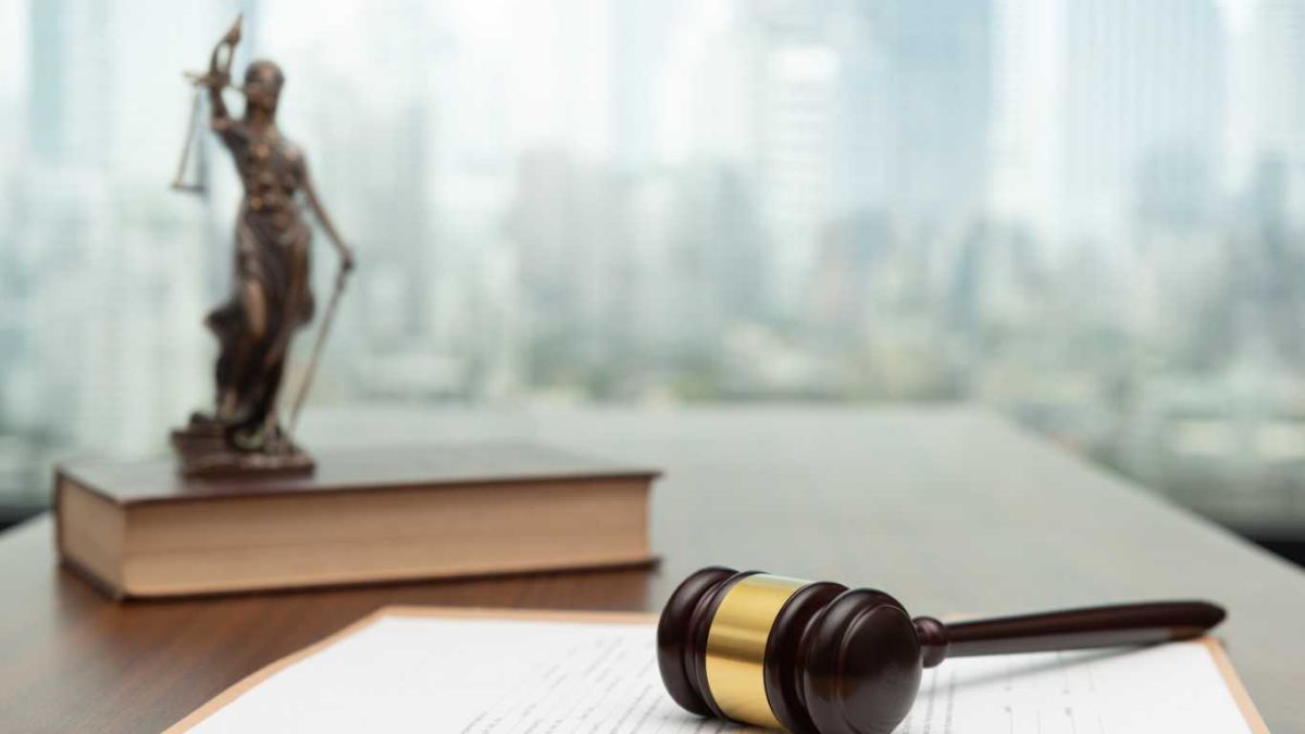 What is a Law Clerk? What Do They Do? - CaseFox