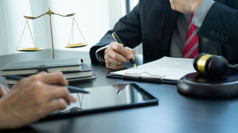 Common Law: What It Is & Differences From Civil Law - CaseFox